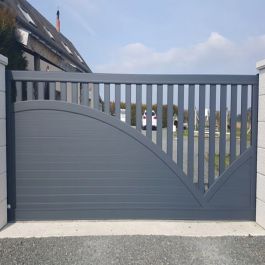Curved Combination Metal Gate – Elegant Modern Gate by Maimo Furniture